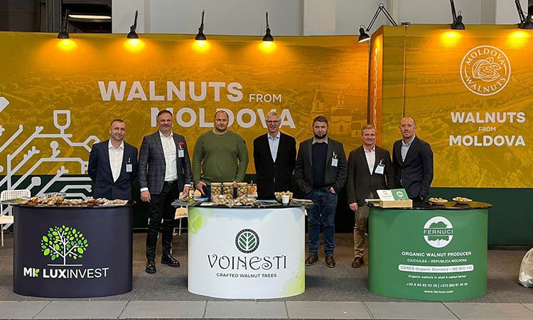 Nucicultori din Moldova participă în premieră la Expoziţia Fruit ...